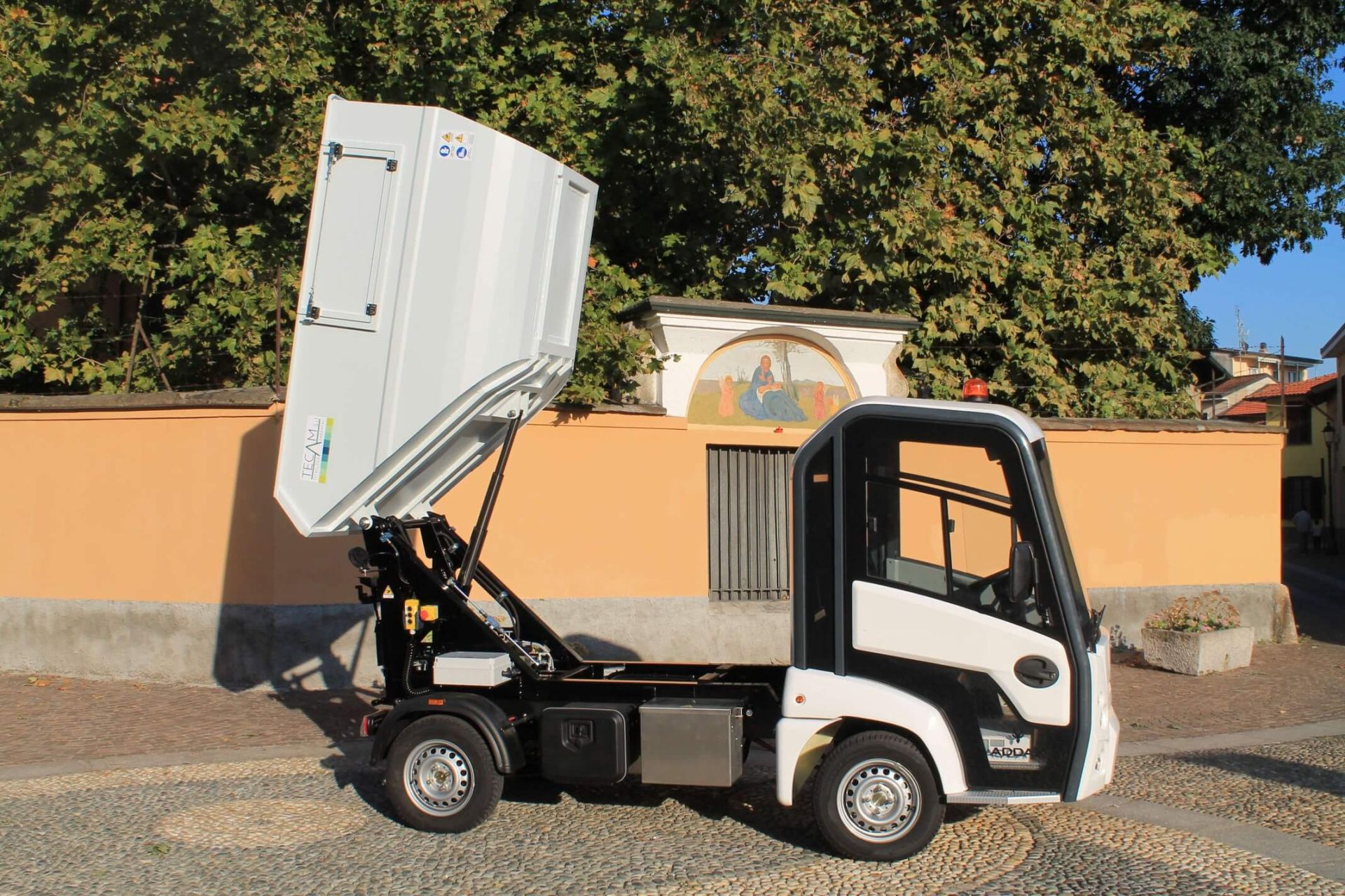 ADDAX: Il veicolo elettrico allestito per la raccolta dei rifiuti ADDAX: Il veicolo elettrico allestito per la raccolta dei rifiuti